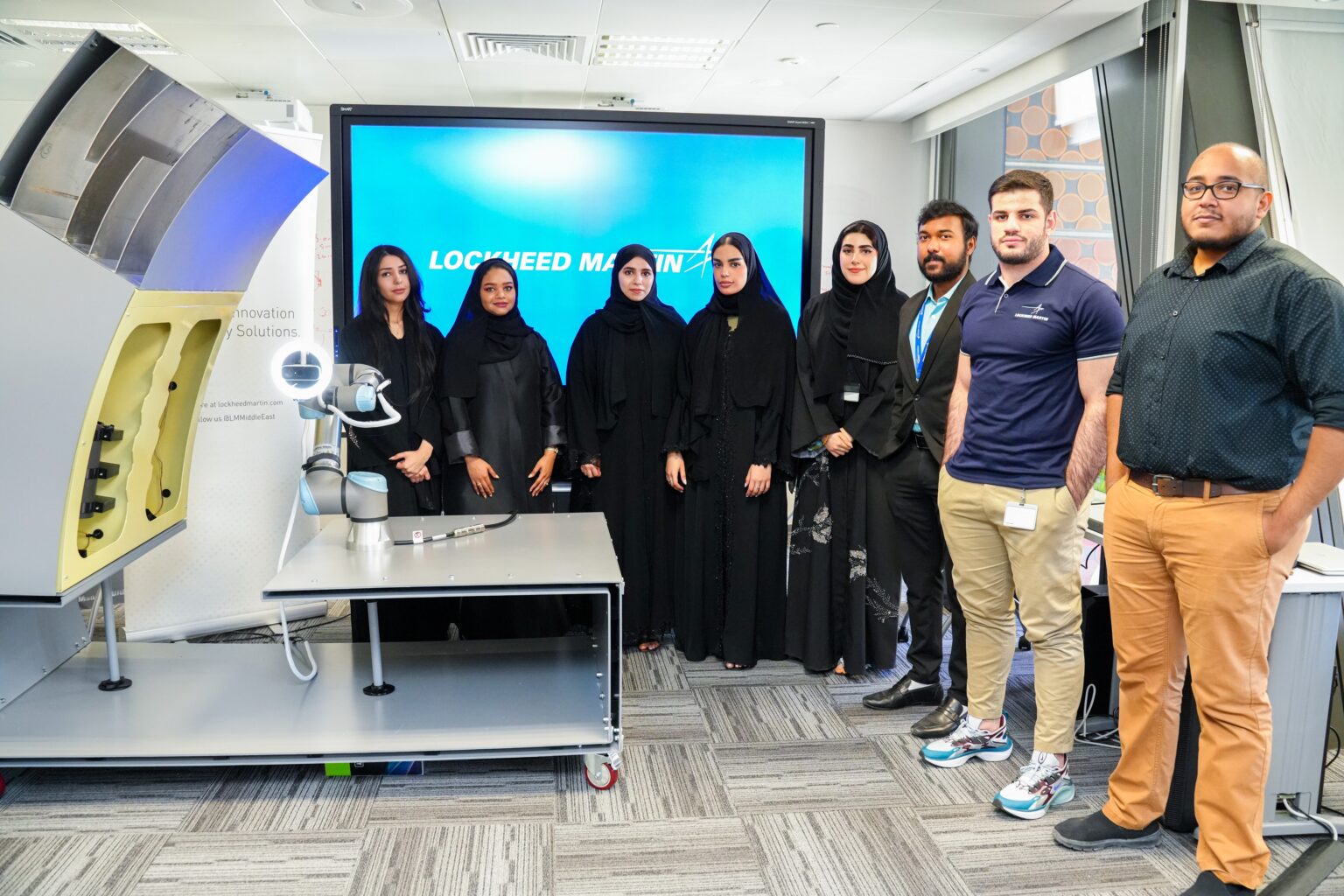 متدربون إماراتيون في “لوكهيد مارتن” يستعرضون حلاً مدعوماً بالذكاء الاصطناعي لفحص محركات الطائرات ...